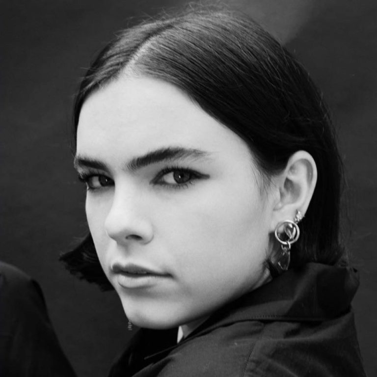 BENEE mira al futuro tras el monster-hit 'Supalonely' con 'Night Garden ...