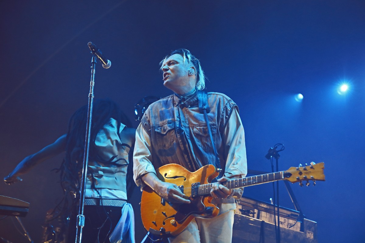 Win Butler se da un baño de masas en el peor momento de Arcade Fire