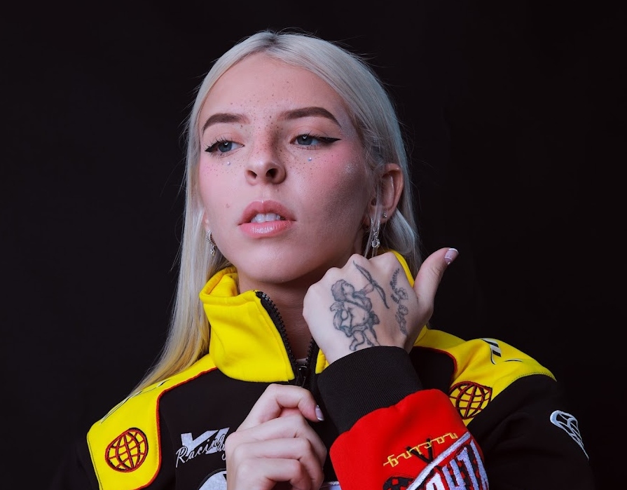 La revelación Young Miko tiene muchas novias en 'Lisa' – jenesaispop.com