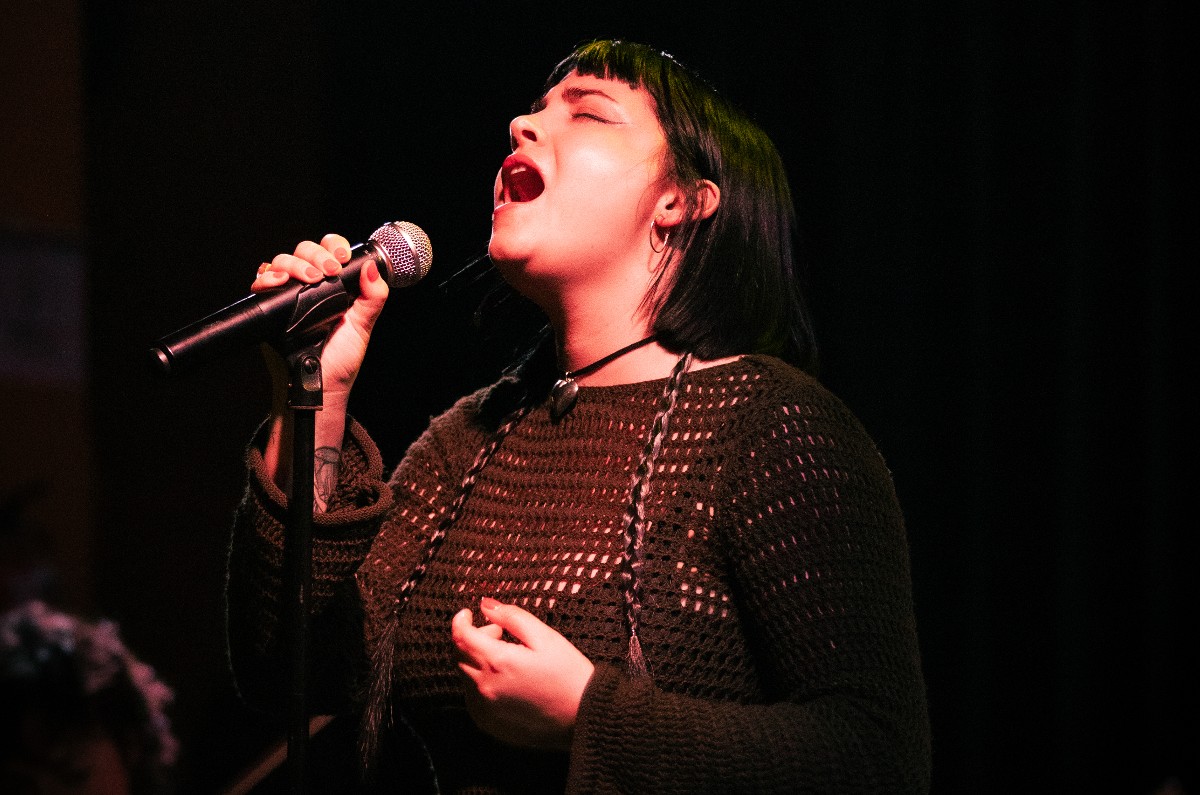 Alba Morena enamora en Sound Isidro con voz, humor y duende