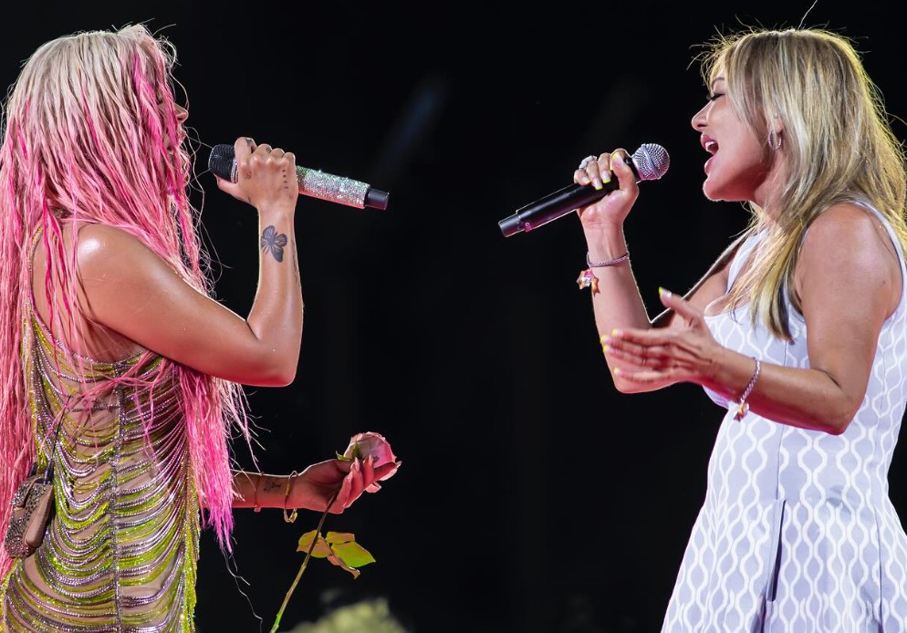 Karol G tiñe de rosa el Bernabéu, con flores, complementos y Amaia Montero