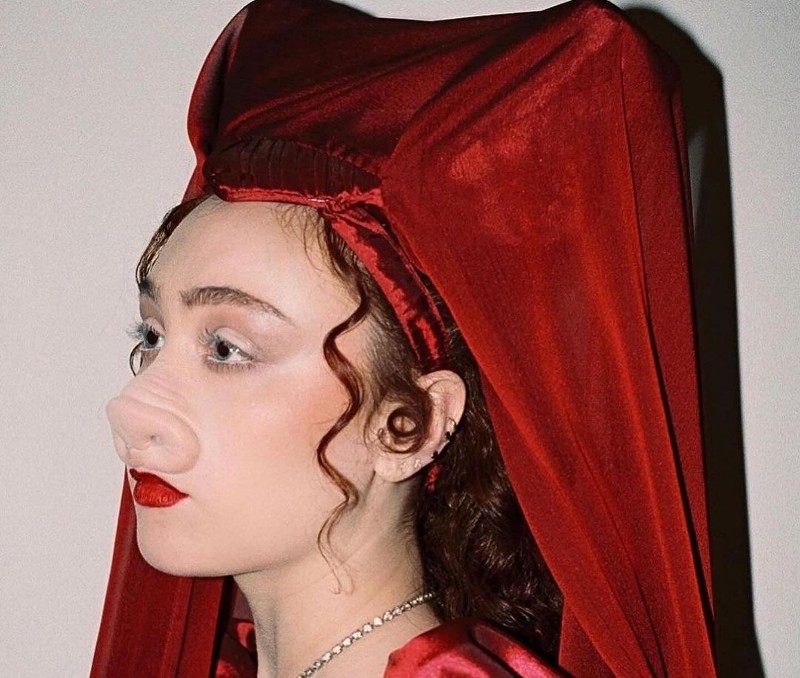 Chappell Roan tiene bronca con un fotógrafo en la alfombra de los VMAs