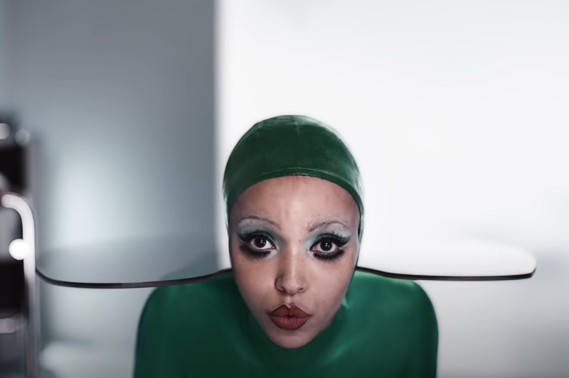 'Perfect Stranger': la mujer mesa FKA Twigs referencia una polémica ...