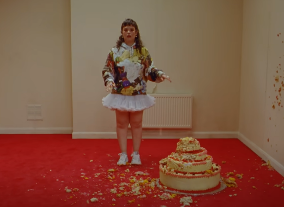 Lola Young busca el equilibrio personal en su primer hit, 'Messy'